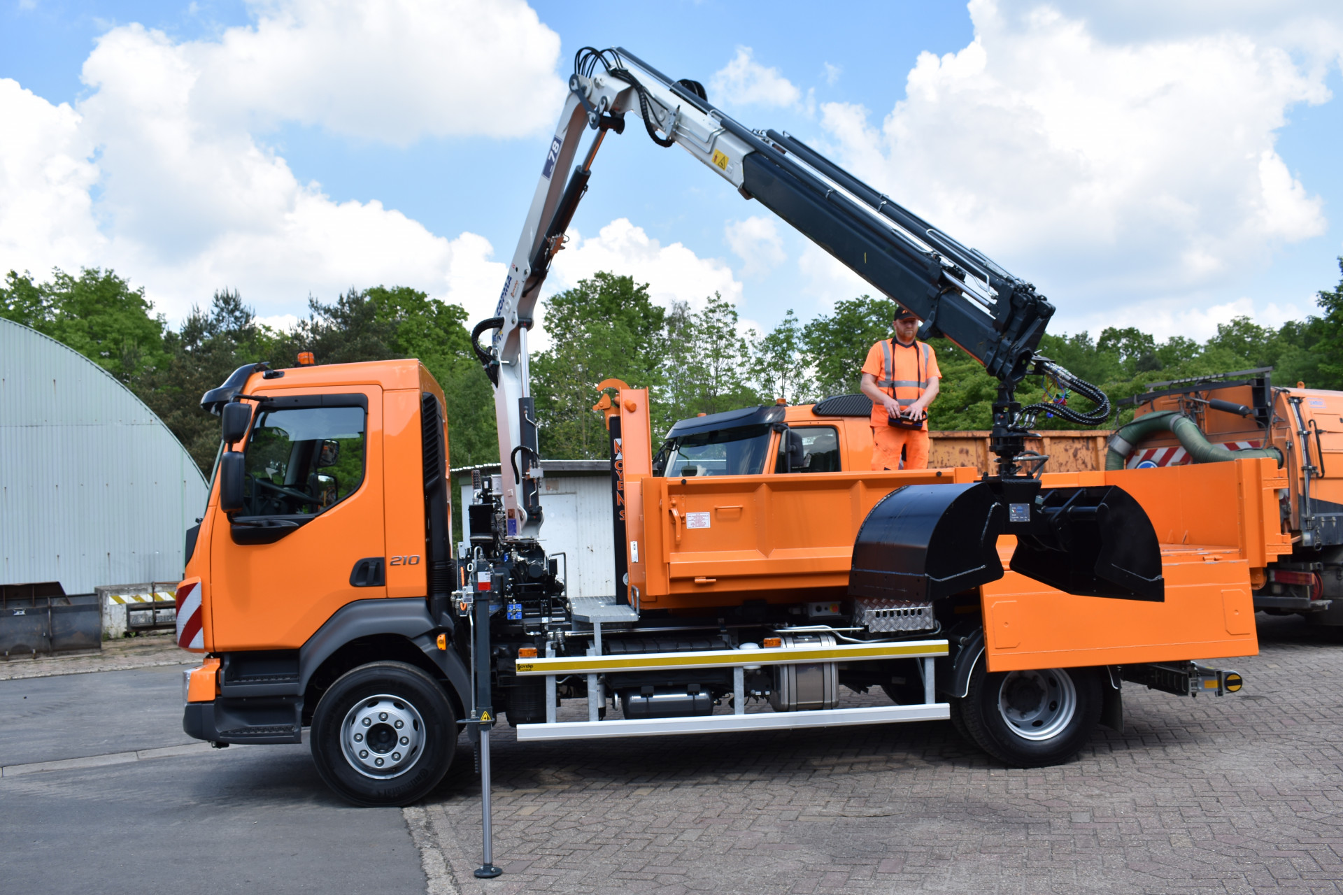 Laadkraan Copma 78.4 met containersysteem 10T Busi Group op VOLVO in ...